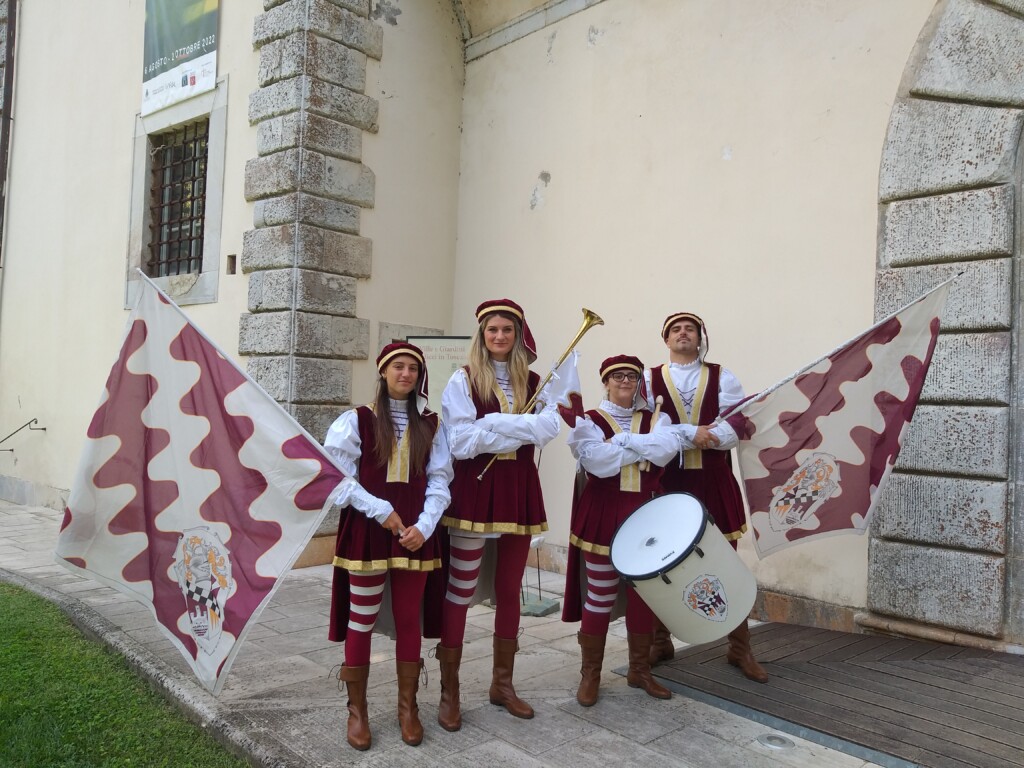 Sbandieratori da tutta Italia a Seravezza per la Tenzone Aurea - NoiTV Sbandieratori da tutta Italia a Seravezza per la Tenzone Aurea - NoiTV