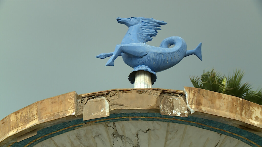 Si stacca un pezzo della Fontana delle 4 stagioni - NoiTV Si stacca un pezzo della Fontana delle 4 stagioni - NoiTV