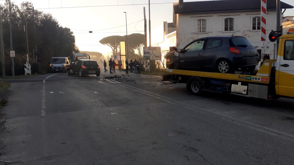 Scontro frontale fra due auto passaggio a livello due feriti - NoiTV Scontro frontale fra due auto passaggio a livello due feriti - NoiTV