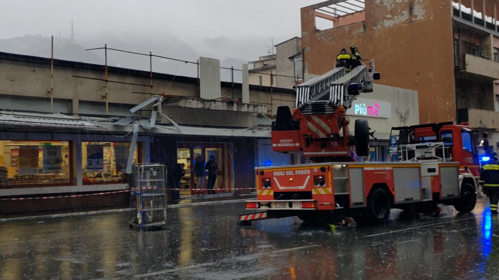 Maltempo a Massa: crolla l'insegna di un supermercato, nessun ferito ...