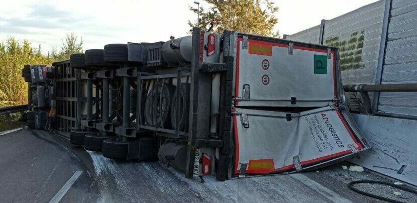 Lucca: camion si ribalta in autostrada, traffico in tilt - NoiTV