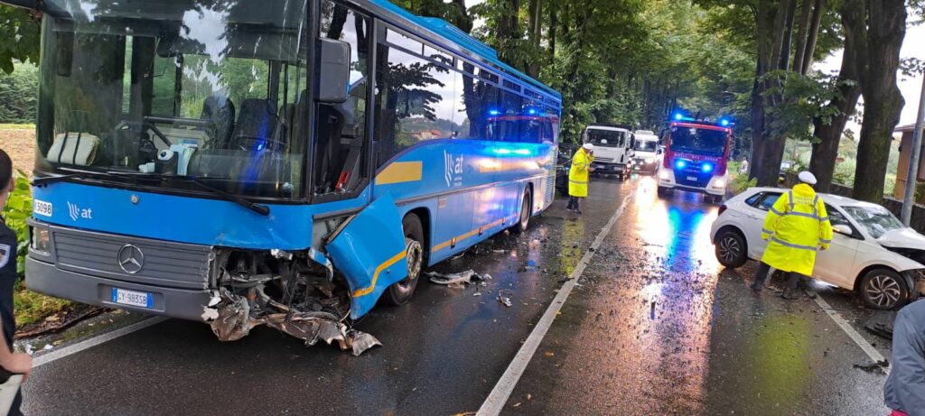 Scontro bus-auto, paura e disagi ma solo un ferito lieve - NoiTV